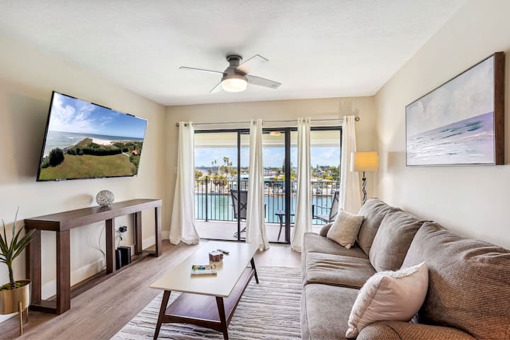 Land's End 4-404- Check Out These Amenities! - Treasure Island, FL