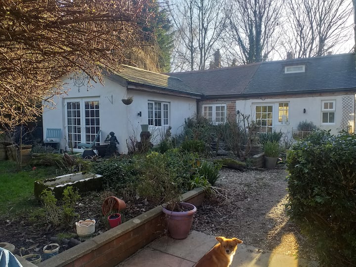 House - Sleeps 2, Pet Friendly & Free Parking - 侯城