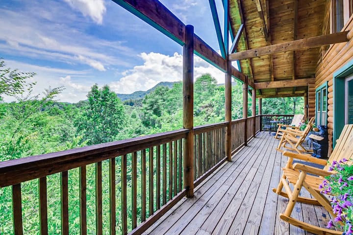 Rocky Top Mountain Retreat W/ Hot Tub & Views! - Douglas Lake, TN