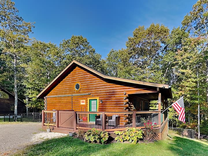 Bear Paws | Hot Tub, Fenced Yard, Pet-friendly - Oakland, MD