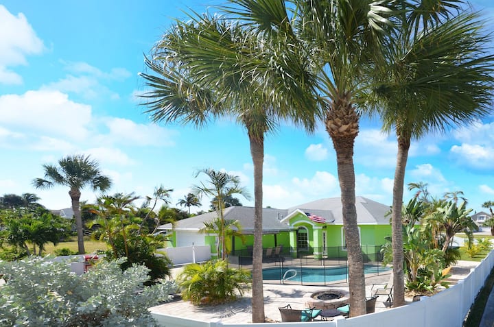 Heated Pool Paradise | Hot Tub +Bikes +Beach Needs - Cocoa Beach, FL
