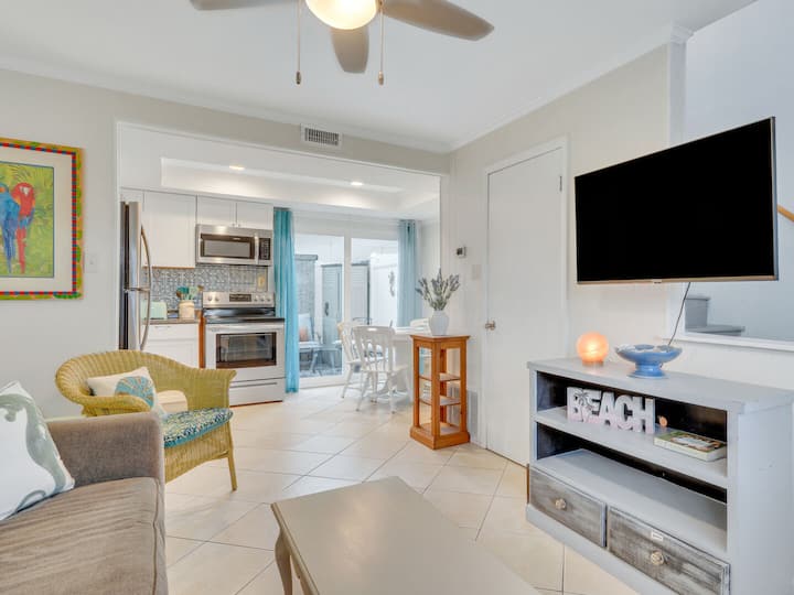 Cheerful Beach Home, Heated Pool Access - Tybee Island, GA