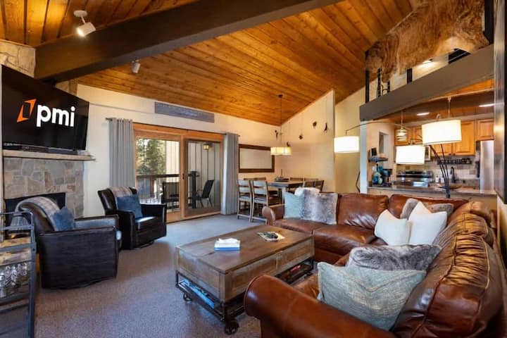 Slopeside Retreat: Ski Access, Hot Tub & Views - Breckenridge, CO