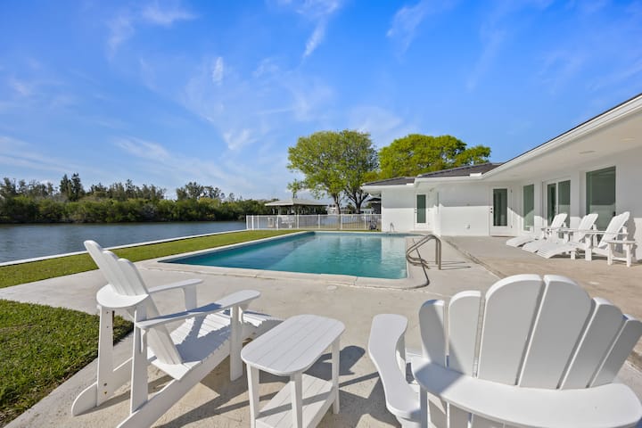 Luxury Beachside 4br/3ba Waterfront Home - Cocoa Beach, FL