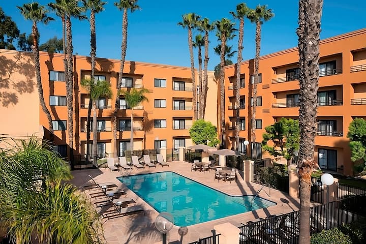 Vacation Starts Here! Outdoor Pool, Free Parking - Los Angeles, CA