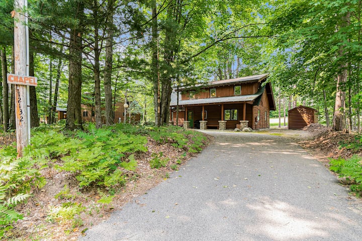 The Log Cabin | House In Thompsonville Walking Dis - Thompsonville, MI