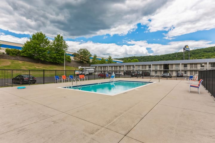 Days Inn I81 Double Ded Room - Roanoke, VA