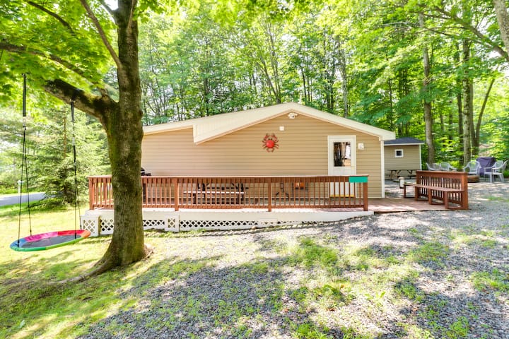 Walk To Beaches: Tree-lined Pocono Lake Retreat! - アローヘッド・レイク, PA