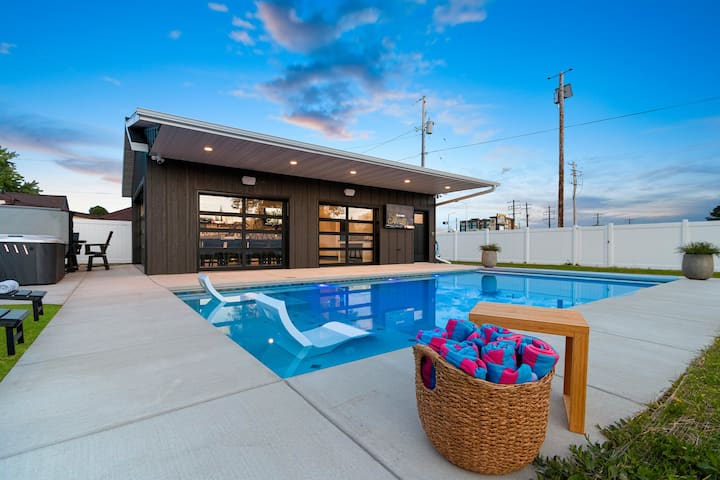 Luxe 5br W/ Pool House & Hot Tub - Wisconsin