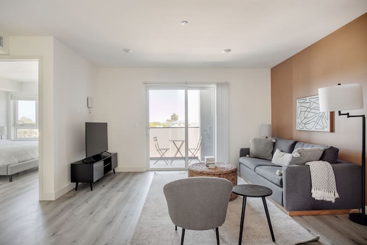 Blueground | West La, Gym, Nr Shops, Dining & 405 - Santa Mónica, CA