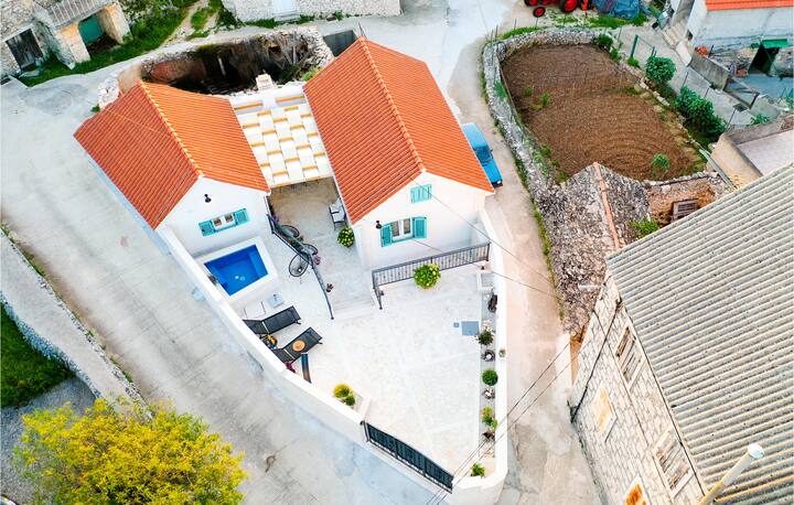 2 Bedroom Stunning Home In Nerezisca - Brač