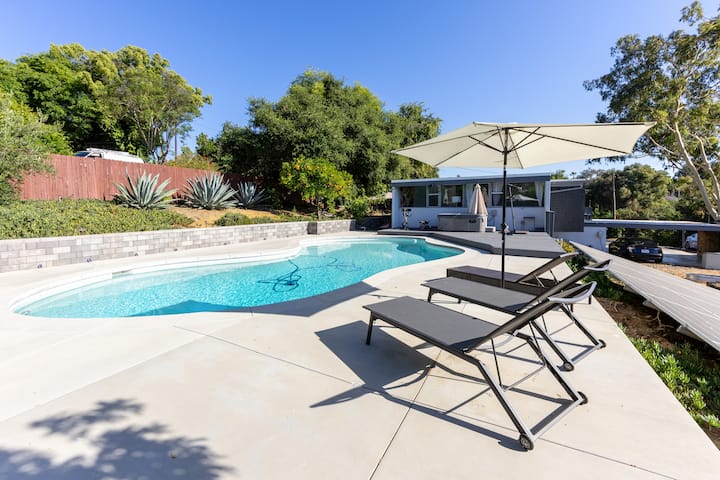 Mid-century Masterpiece With Pool , Spa & Tesla - 에스콘디도