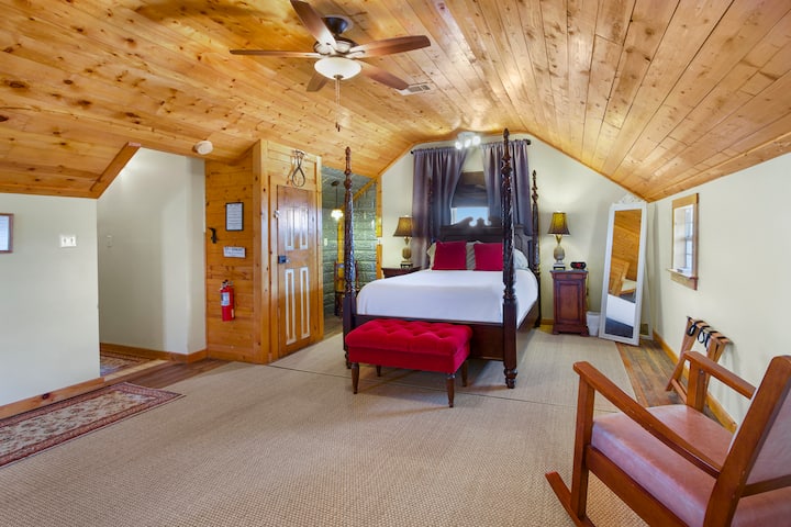 Swing On Inn- Southern Comfort Suite - Dripping Springs, TX