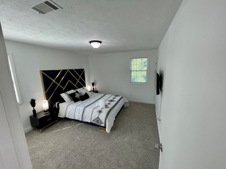 Lake Lanier Escape | Near Atl | Stylish & Fun - Buford, GA