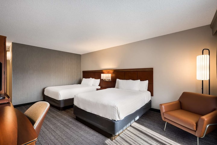 Convenient Stay! Pet-friendly, W/ Pool - Santa Clara, CA