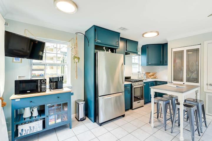 1 Block To Beach: Galveston Coastal Cottage - Galveston, TX