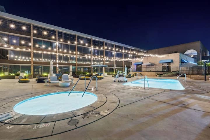 Close To Irvine Spectrum + On-site Dining & Pool - Mission Viejo, CA