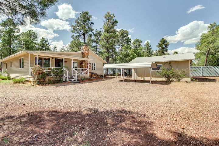 Furnished Porch + Gas Grill: Lakeside Cottage Stay - Pinetop-Lakeside, AZ
