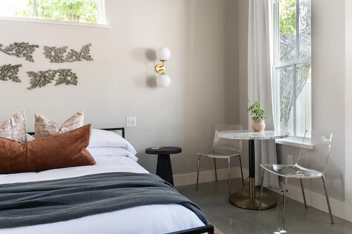 Cozy Modern Suite With Hot Tub - Fredericksburg, TX