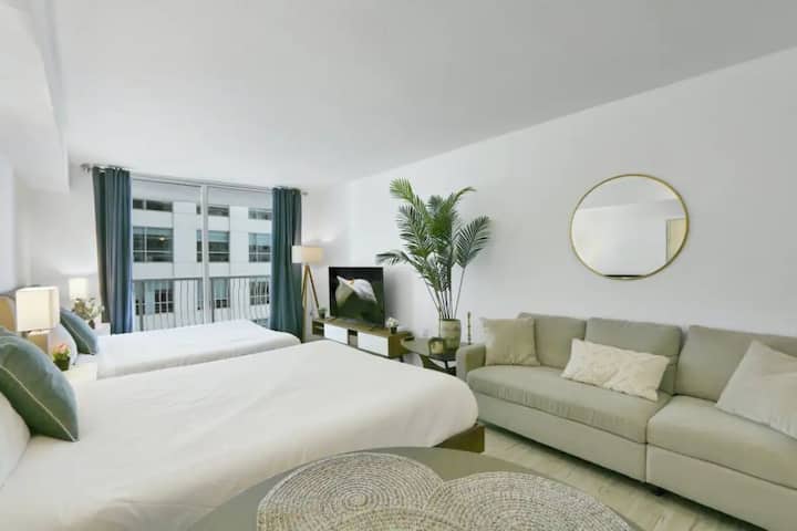 Glam Studio: Sleep Up To 5 | Pool | Gym | Parking - Miami, FL