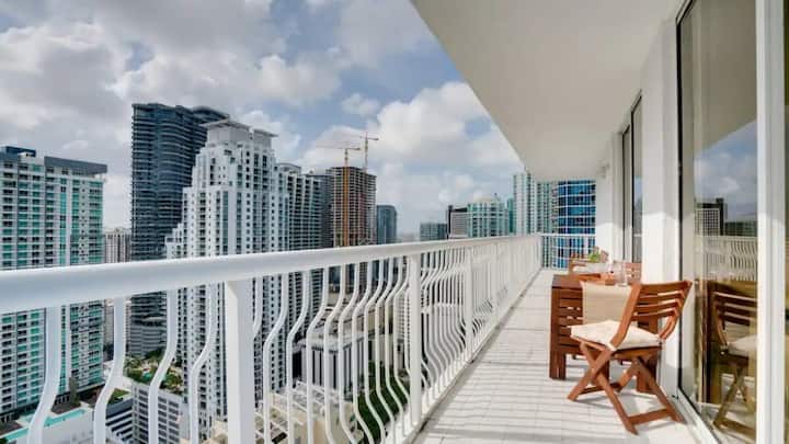 Chic Penthouse: 3br | Pool | Gym| 2 Parking Spots - Miami