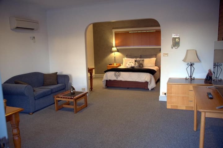 Honeymoon Suite With Spa Bath - Yass