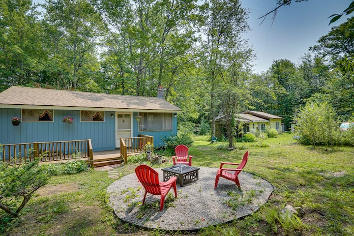 Cozy Becket Cottage Escape W/ Lake Access! - Greenwater Pond, MA