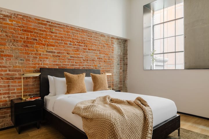 Sonder Railspur | Accessible Queen Room+ - First Hill - Seattle
