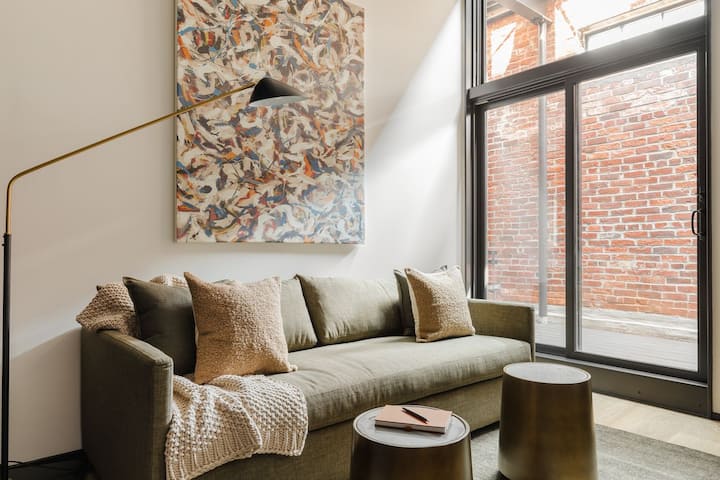 Sonder Railspur | Superior Lofted Queen Room+ - Seattle Chinatown International District