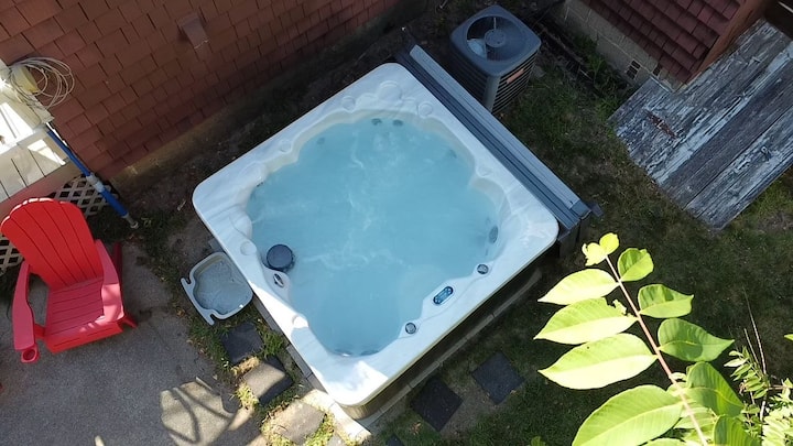 Sunshine Haven- Walk Downtown * New Hot Tub! - South Haven, MI
