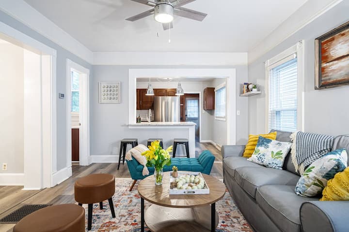 Sunshine Haven- Walk Downtown * New Hot Tub! - South Haven, MI