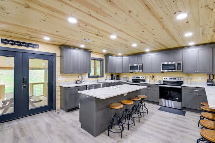 Hot Tub + Game Room: Seiverville Group Getaway - Townsend, TN