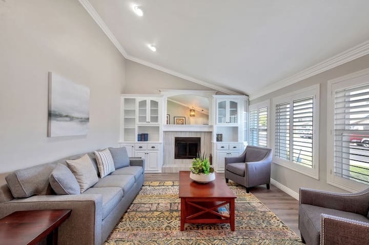 Luxury Space | Minutes To Beach | Spa | Patio - Huntington Beach, CA