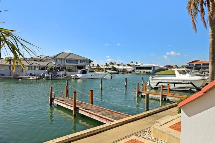 Canal Villa & Jetty-dolphin Views: Walk-beach/town - Mandurah