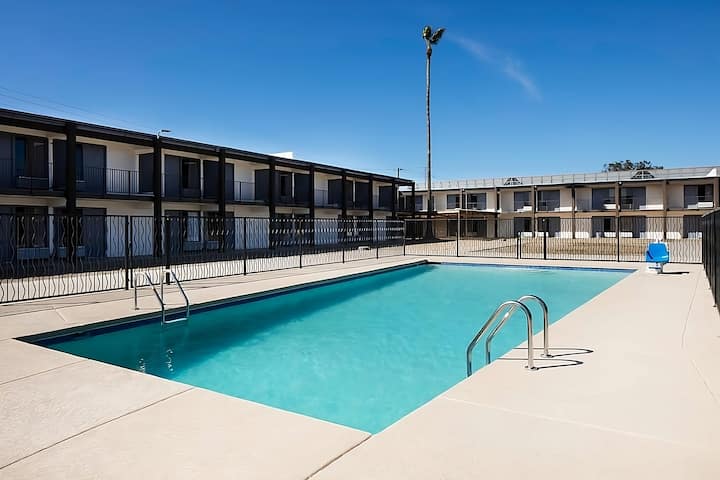 3 Contemporary Rooms! Swimming Pool & Parking! - Tucson, AZ