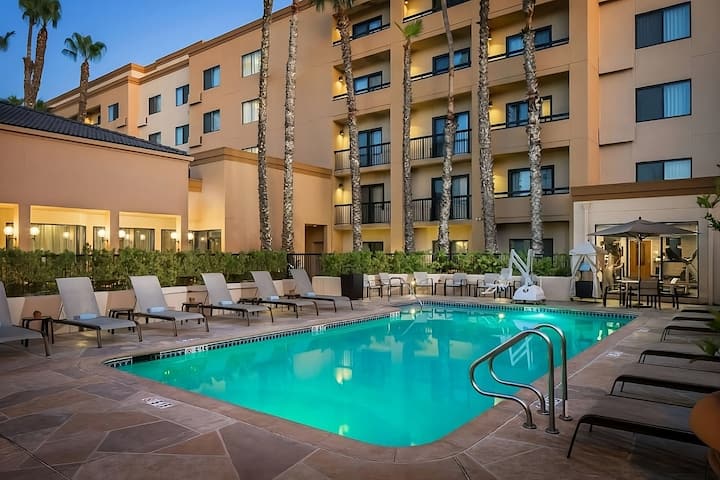 2 Posh Units In Laguna Hills! Pets Are Allowed - Laguna Beach, CA