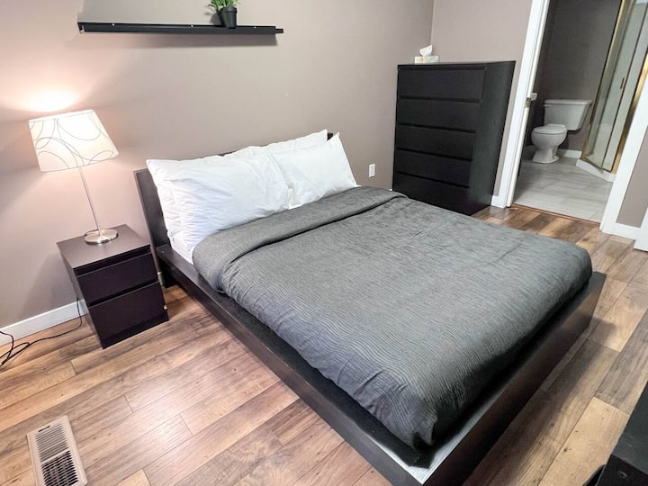 Hotel Style 1 Bedroom & Bathroom - Fernie