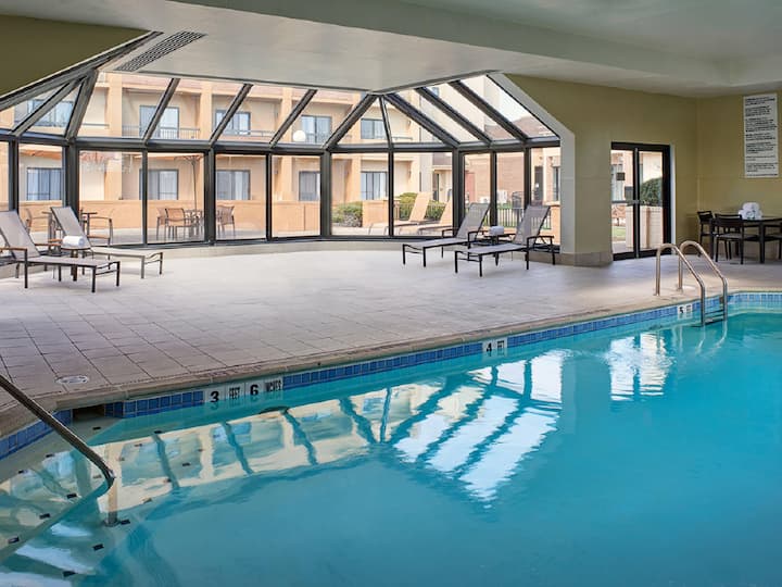 Prime Location! Pool, Near Butterfly Village - Carmel, IN