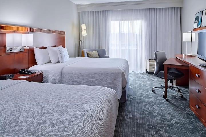 Affordable Getaway! Indoor Pool, Pets Allowed - Carmel, IN