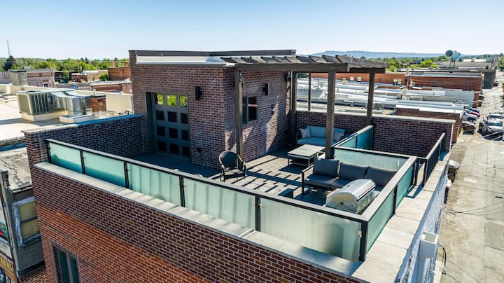 Downtown Loft- Modern Penthouse, Rooftop Deck - Cody, WY