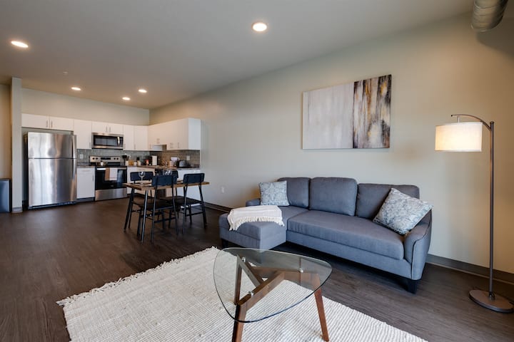 Cozy 1b1b W/wi-fi, Balcony Views, Coffee + Parking - Des Moines, IA