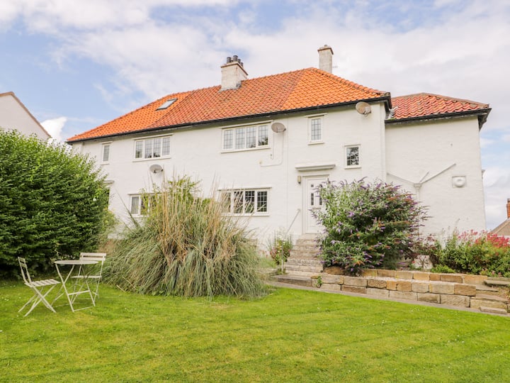 Stakesby House Apartment 1 - Whitby