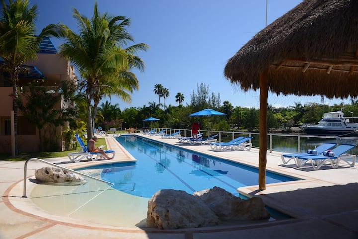 Puerto Aventuras: Gran Marina Apartment 2br, Pool! - Puerto Aventuras