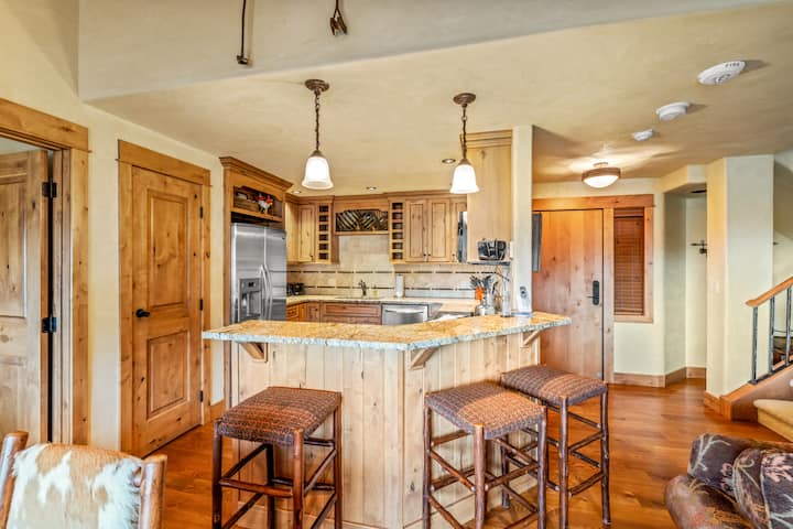 Bear Claw 613 Ski-in/out Condo + Ski Shuttle! - Steamboat Springs