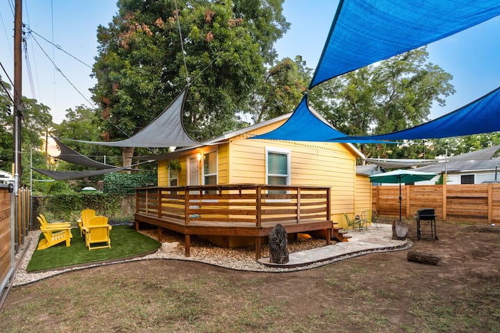 East Austin Bungalow W Bbq, Firepit, Fun Yard - Austin, TX