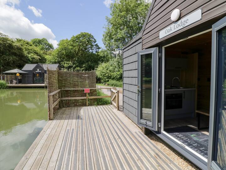 Oak Lodge At Bridge Lake Farm &Amp; Fishery - Banbury