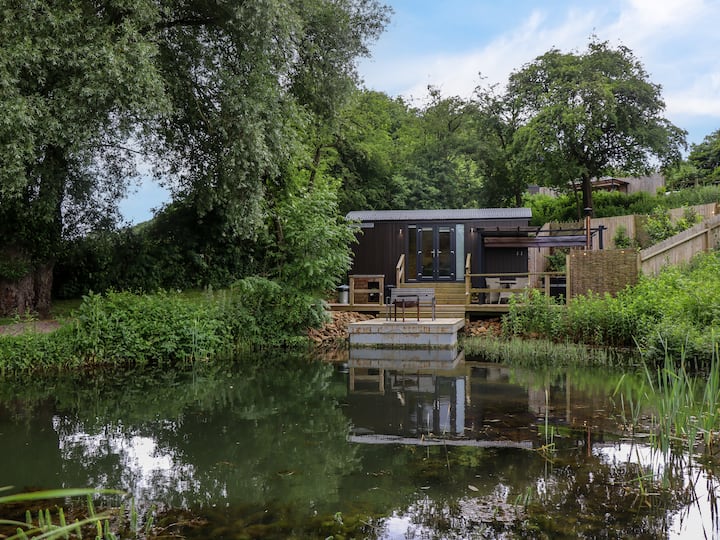 The Shepherds Hut At Bridge Lake Farm &Amp; Fishery - Banbury