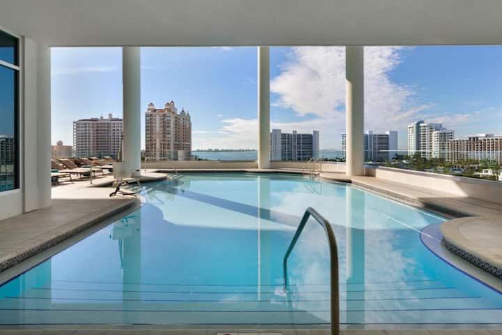 Downtown Sarasota + Rooftop Pool & Free Breakfast - 새러소타