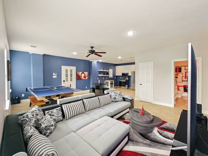 Stylish 6br 4ba W Games, Bbq, 85" Tvs, Sleeps 20 - Deer Park, TX