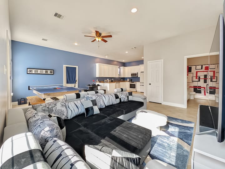 Stylish 3br W Pool Table, Bbq, 85" Tv Sleeps 10 - Deer Park, TX